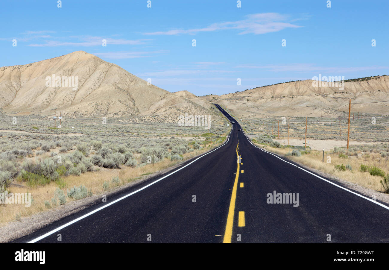Long desert road utah highway hi-res stock photography and images - Alamy