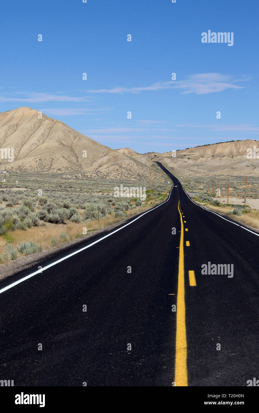Long desert road utah highway hi-res stock photography and images - Alamy