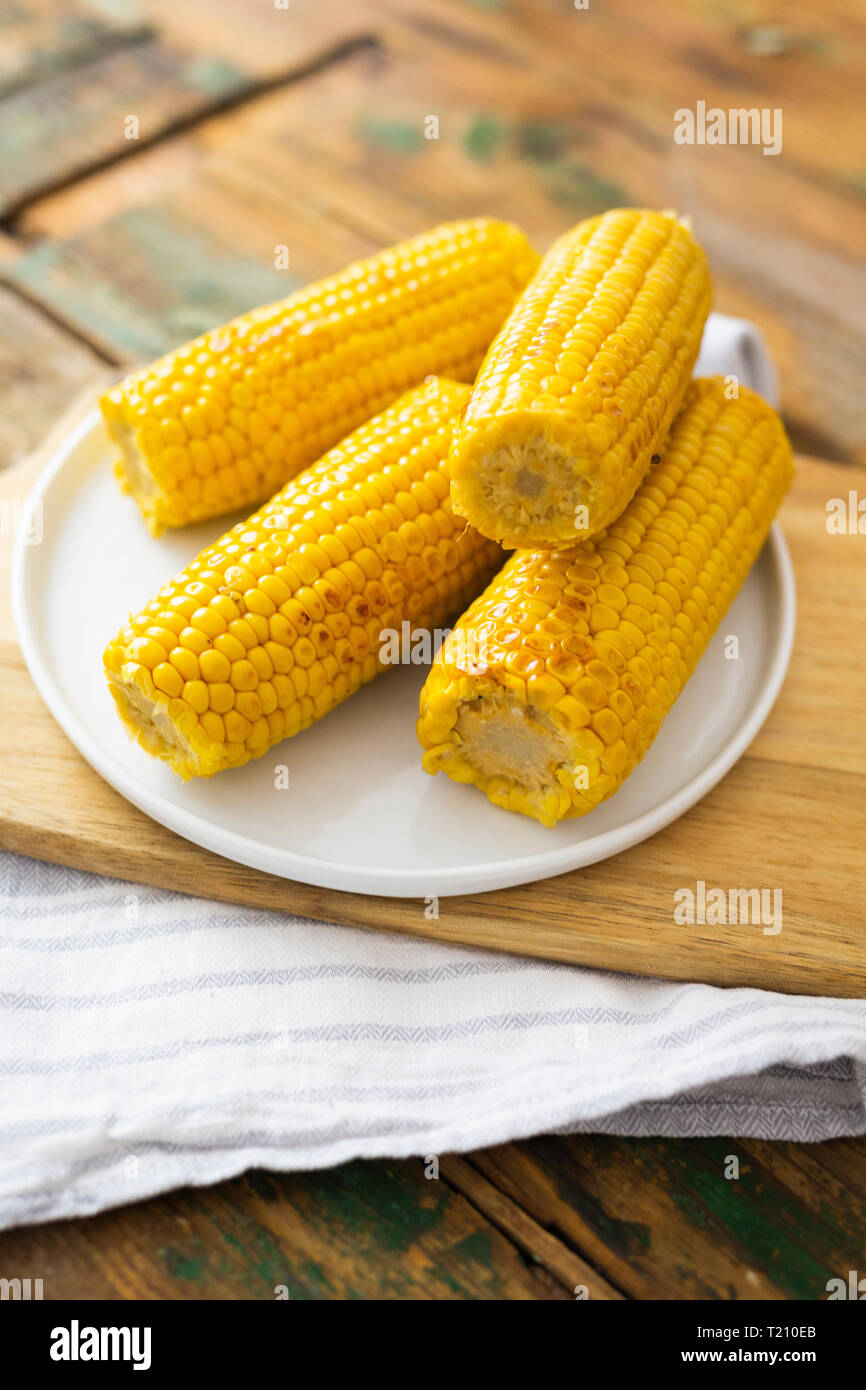 Corn cobs on plate Stock Photo - Alamy