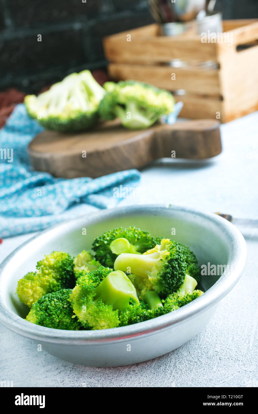 Broccoli plant mature head hi-res stock photography and images - Alamy