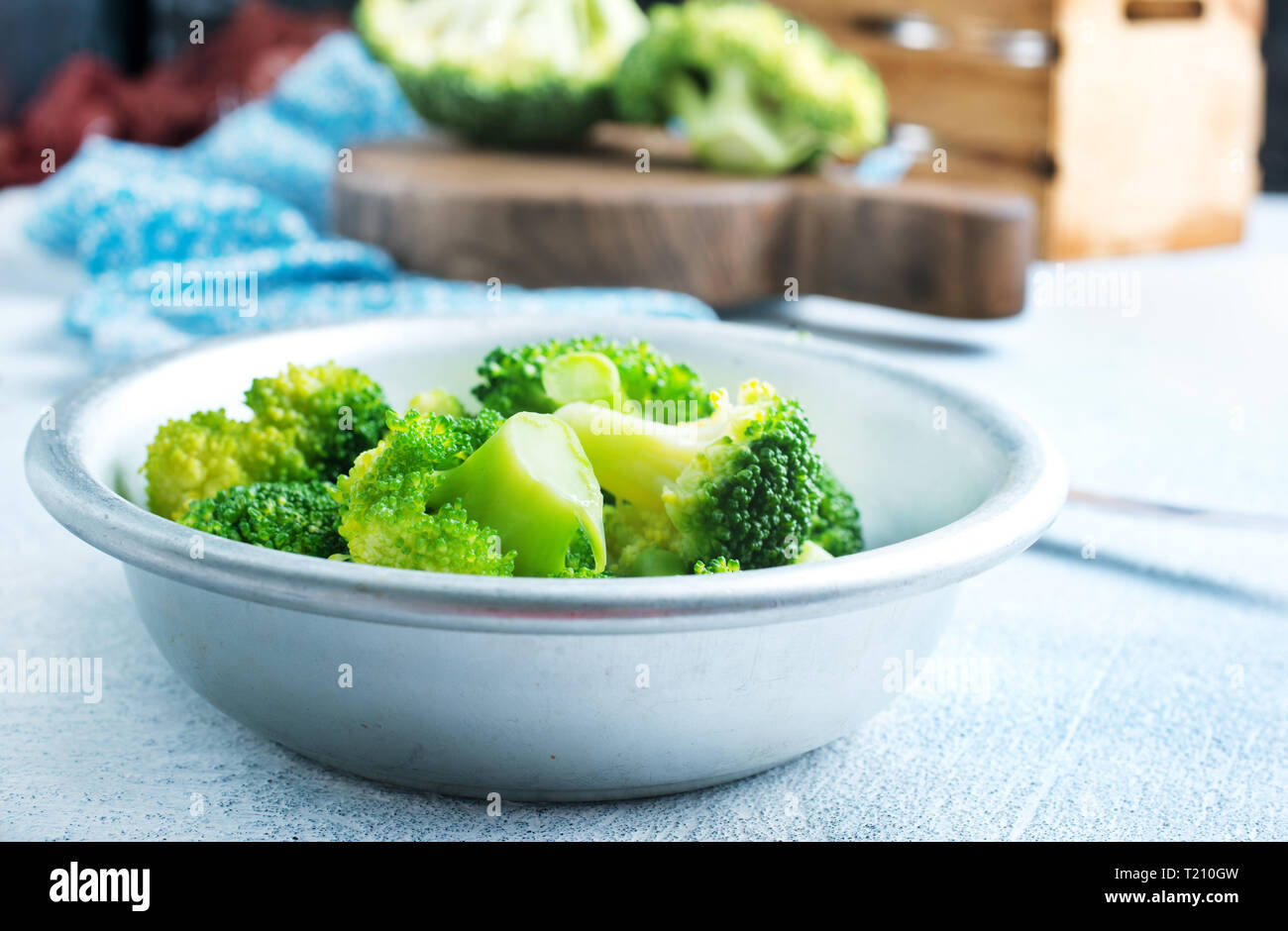 Broccoli plant mature head hi-res stock photography and images - Alamy