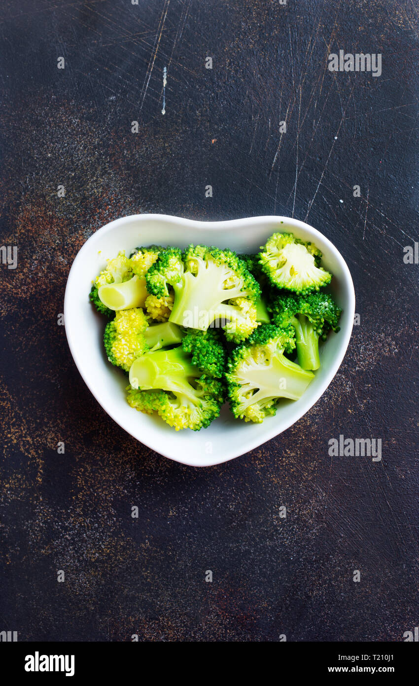 Broccoli plant mature head hi-res stock photography and images - Alamy