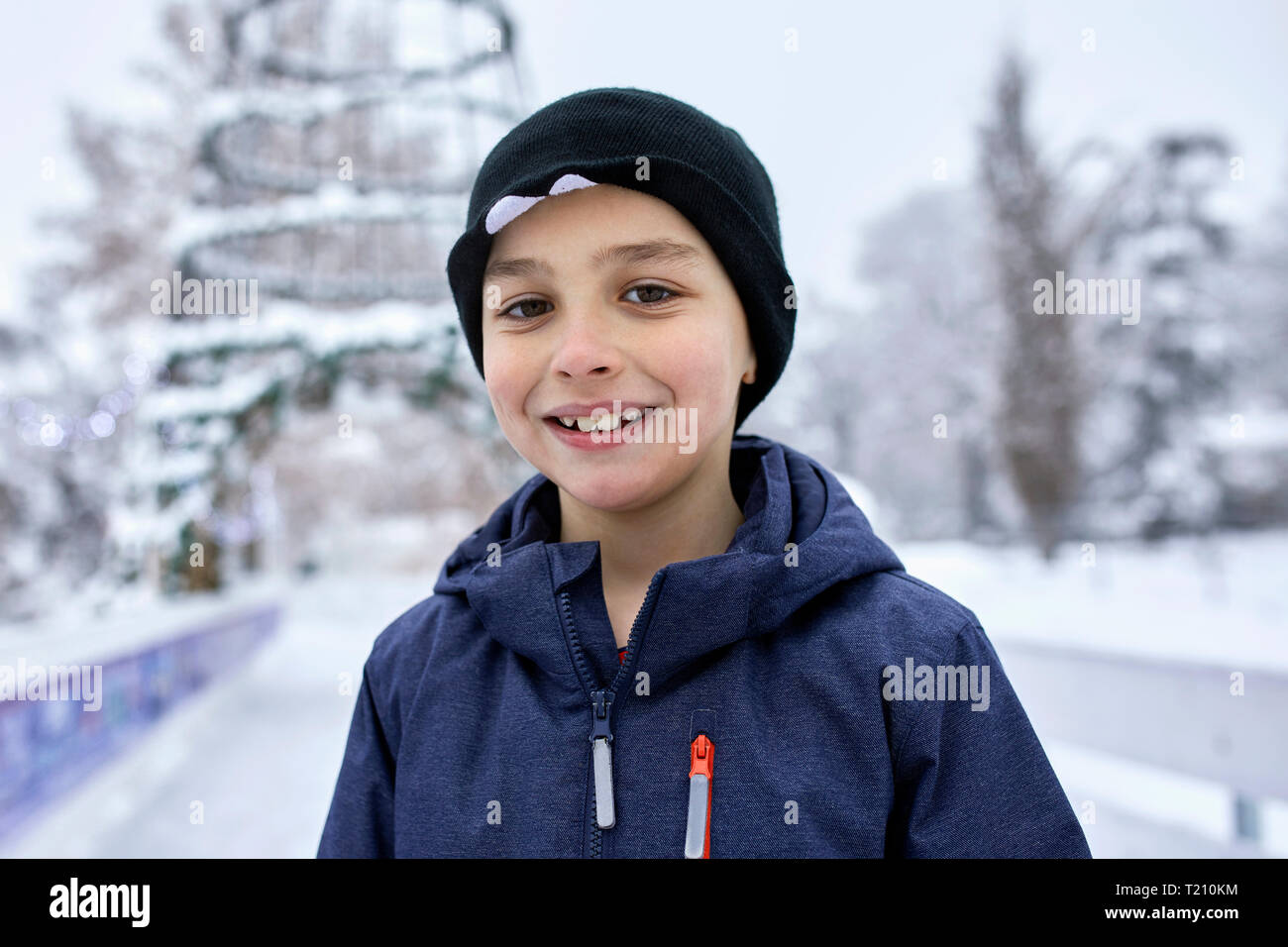 Boy ice skating hi-res stock photography and images - Alamy