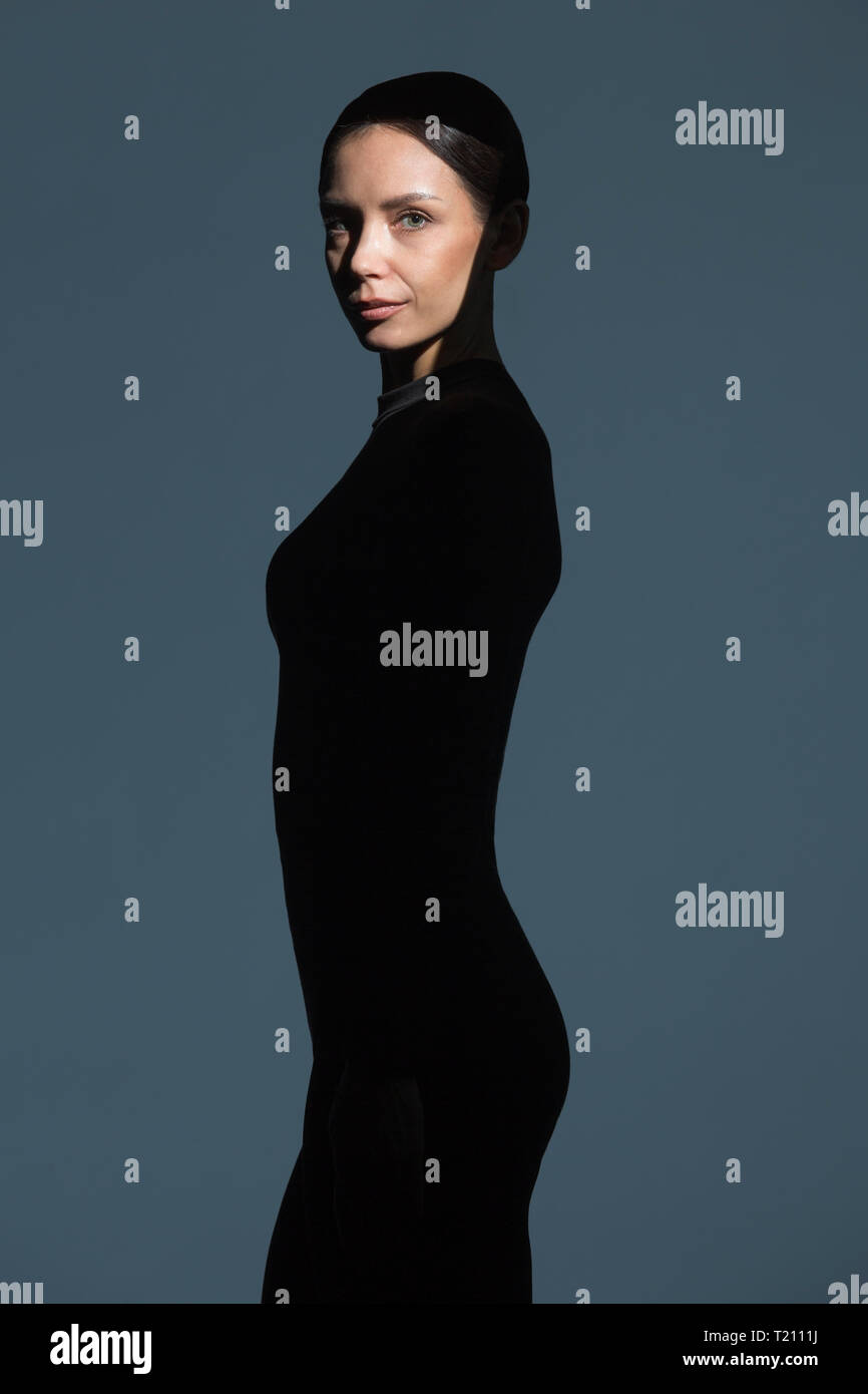 Slim black woman hi-res stock photography and images - Alamy