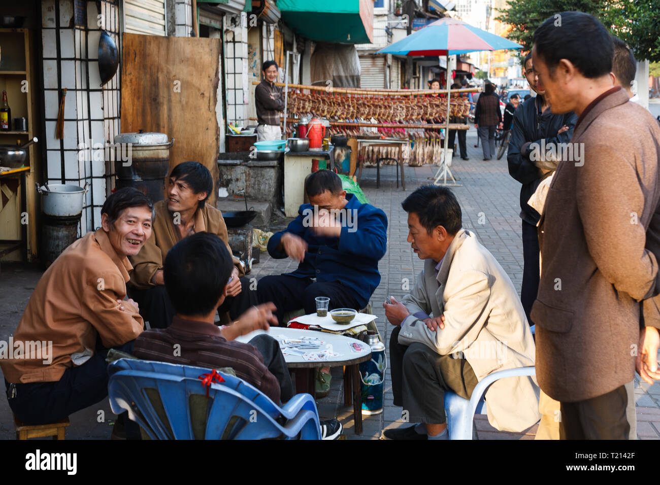 Men playing cards outside hi-res stock photography and images - Alamy