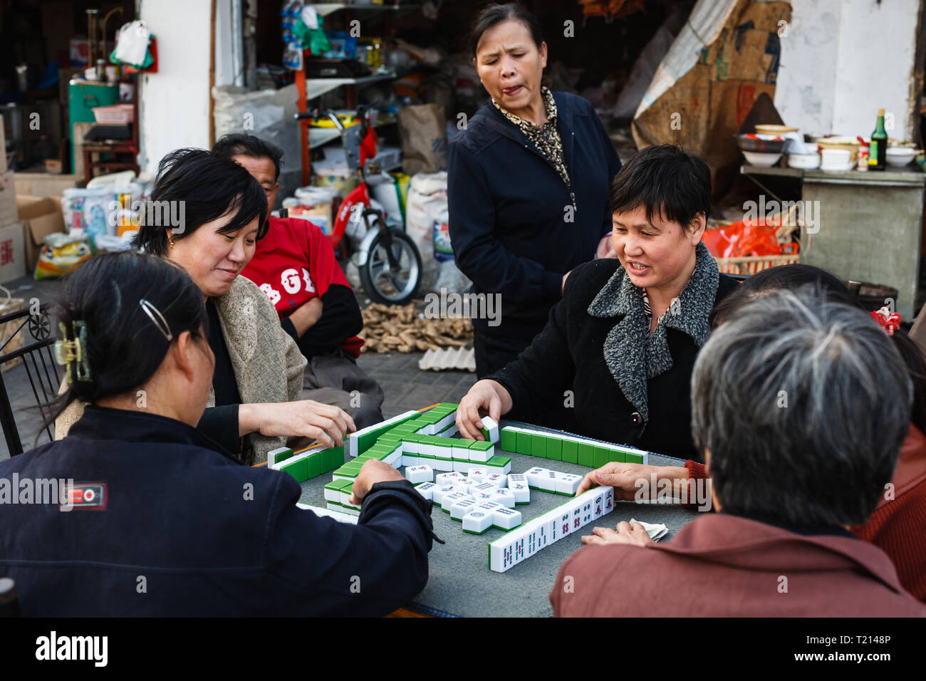 Women around mahjong table hi-res stock photography and images - Alamy