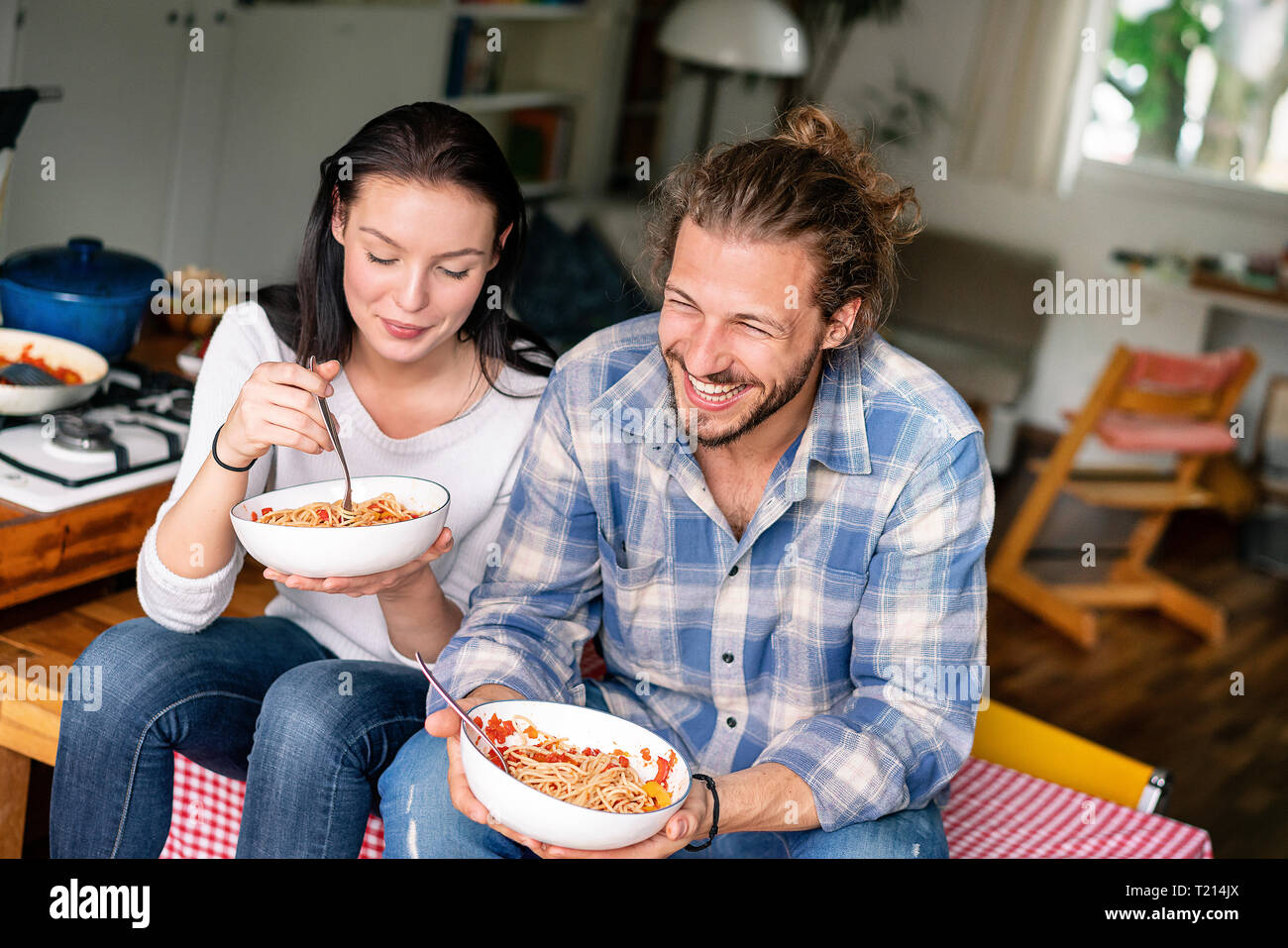 Couple eating spaghetti hi-res stock photography and images - Alamy