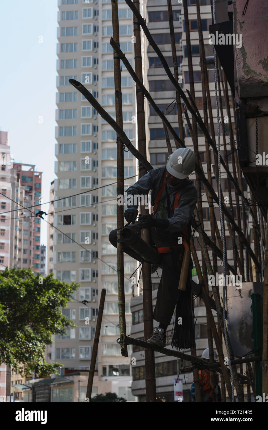 Construction worker high rise building hi-res stock photography and ...