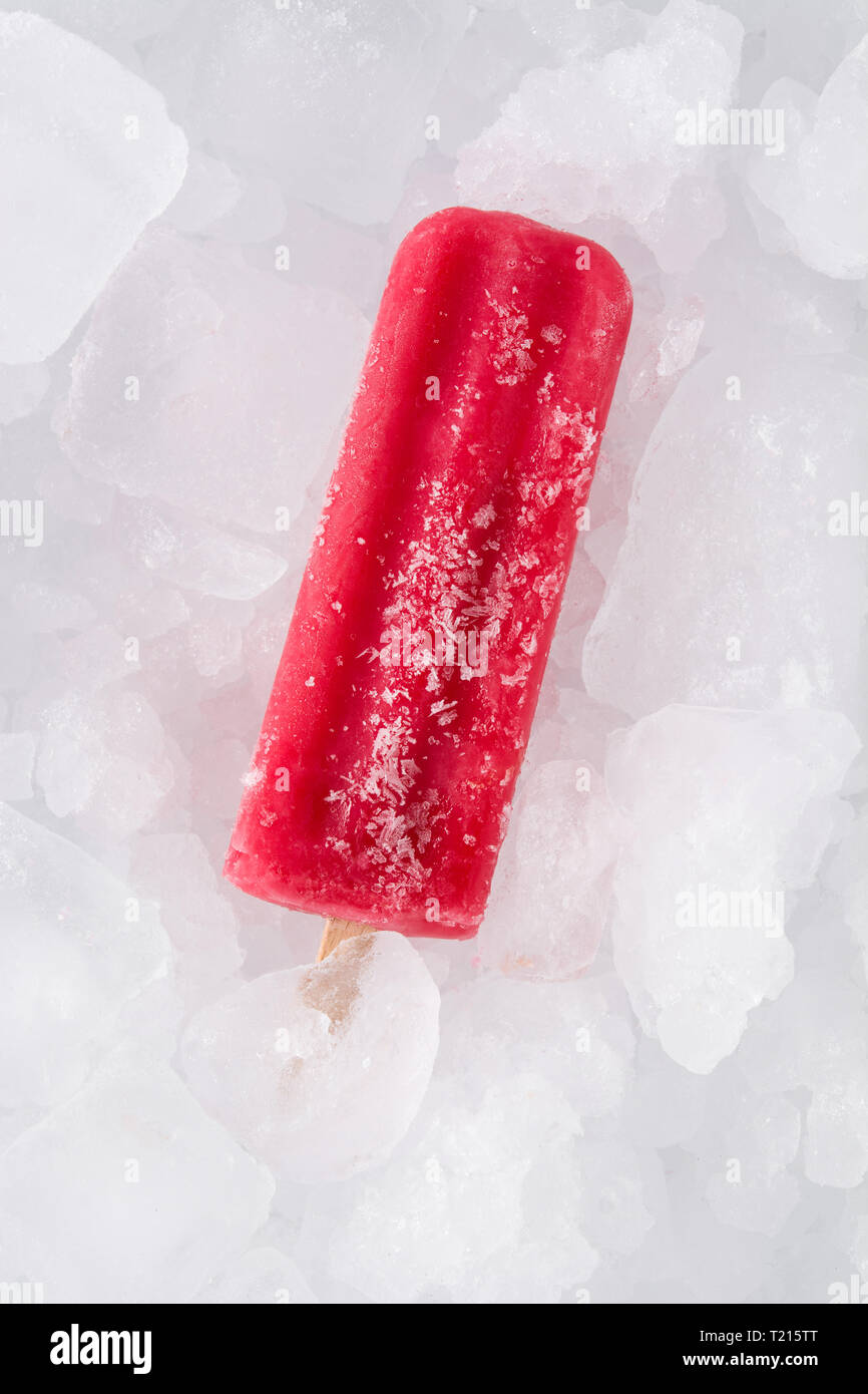 Strawberry popsicle on ice cubes. Top view Stock Photo - Alamy