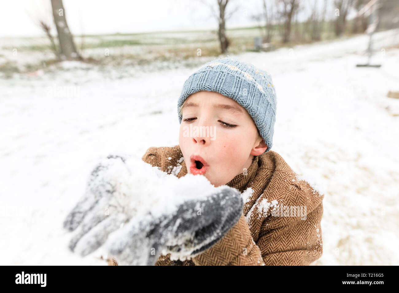 Boy snow winter hi-res stock photography and images - Alamy