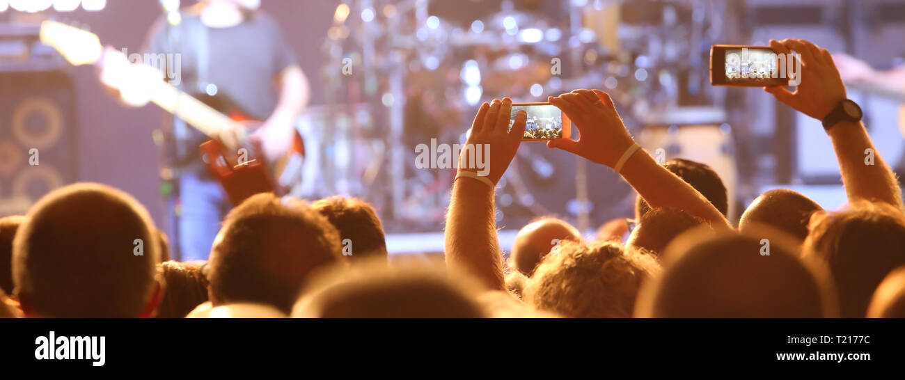 Taking audience applause hi-res stock photography and images - Alamy