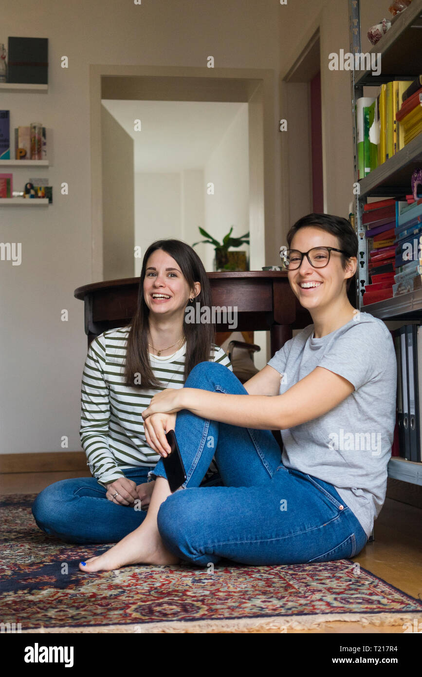 Girlfriends talking home hi-res stock photography and images - Alamy