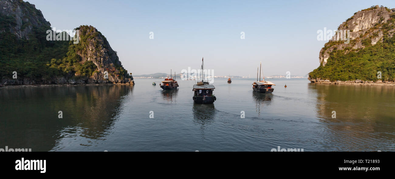 Sailing through the water hi-res stock photography and images - Alamy