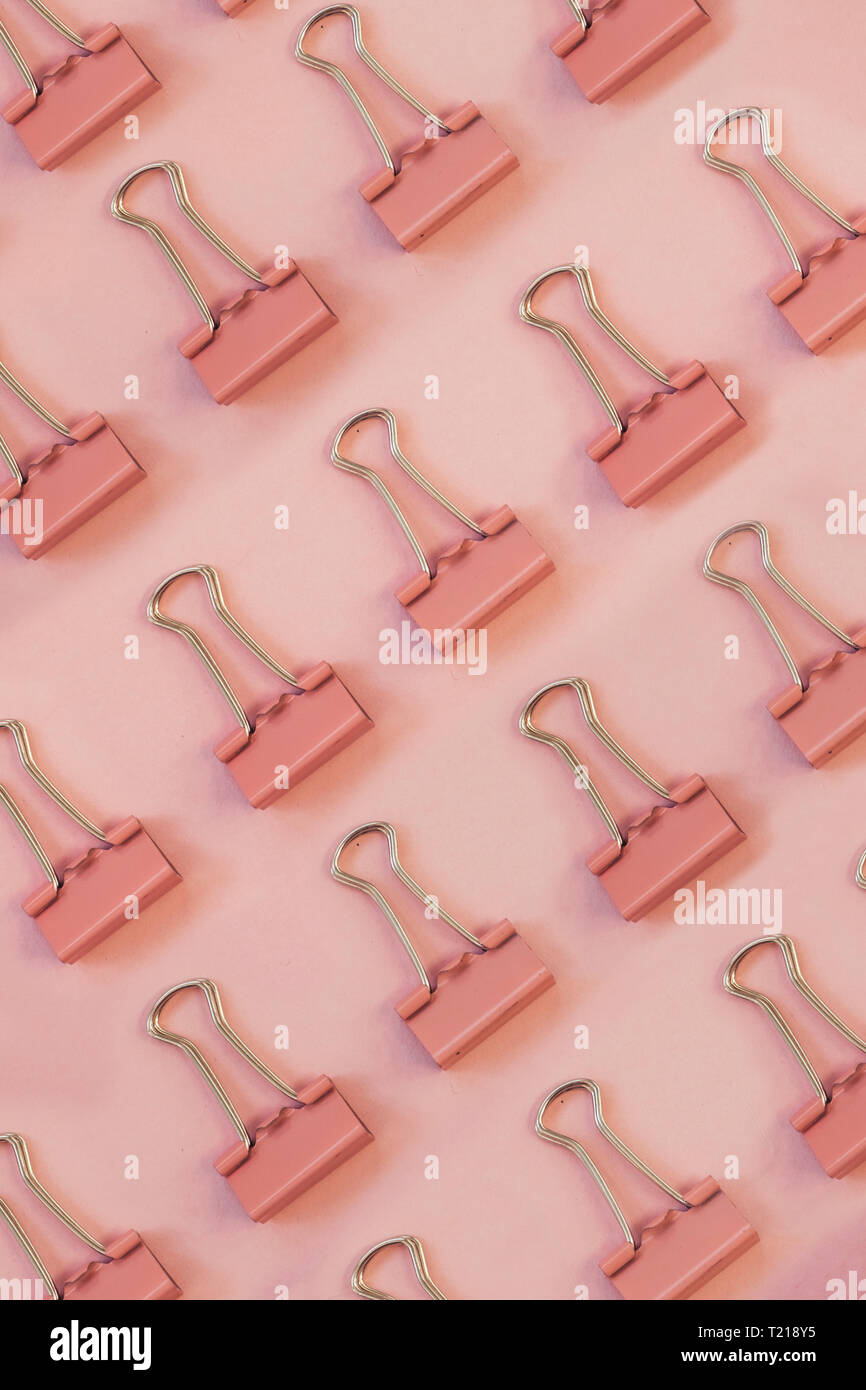 Pink paper clips against pink background Stock Photo - Alamy