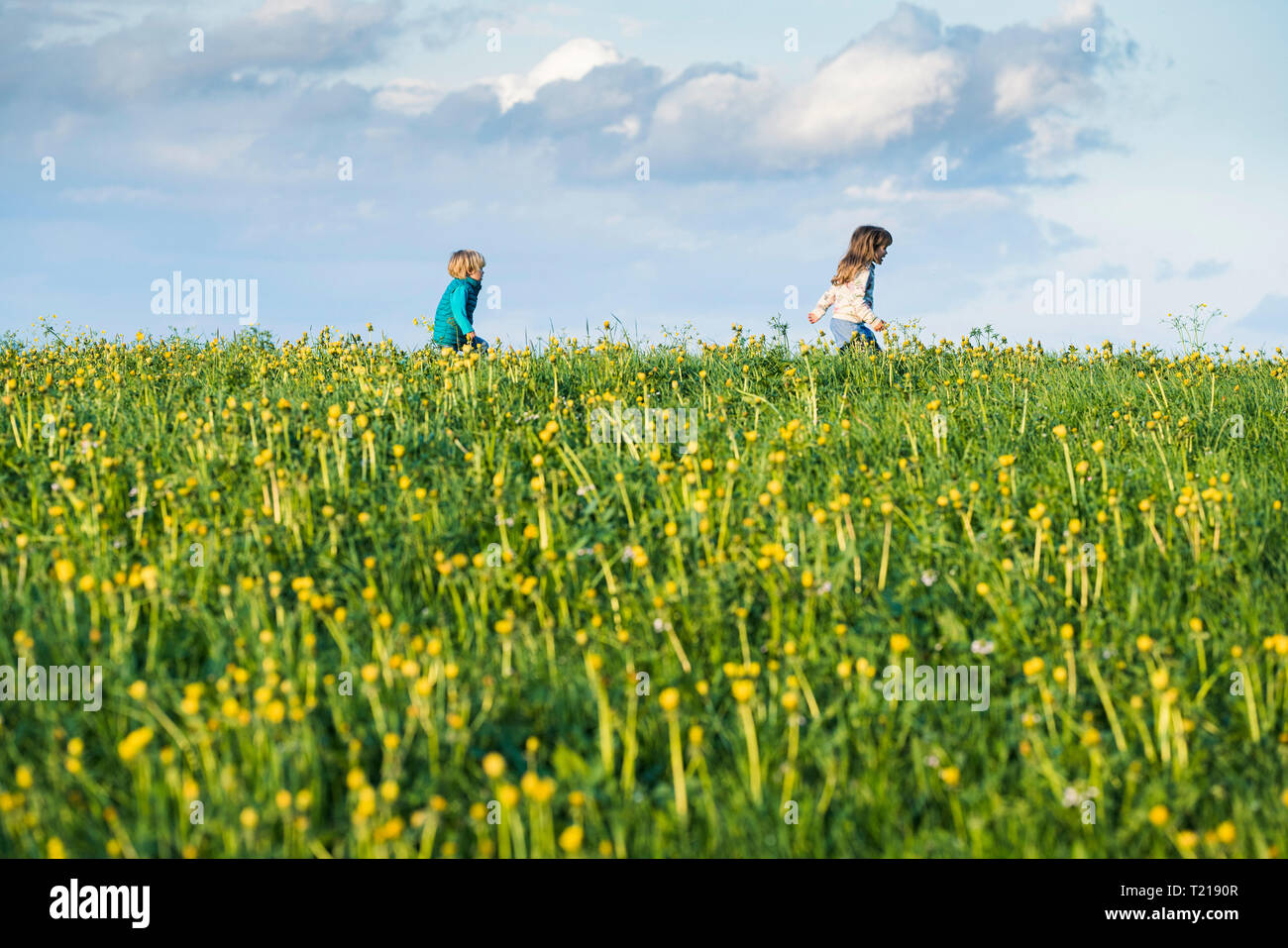 Two happy children hi-res stock photography and images - Alamy