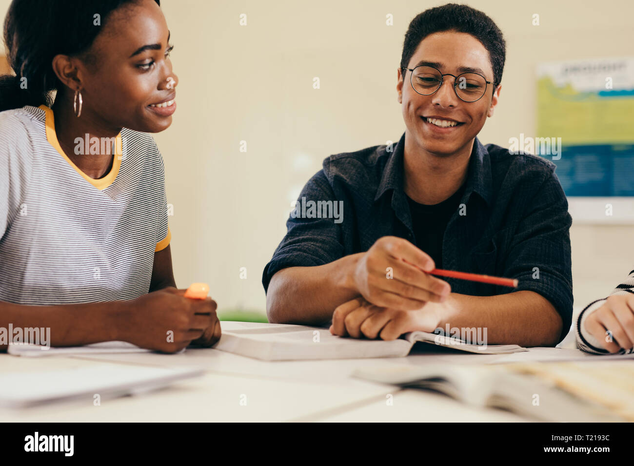 Multi ethnic students together hi-res stock photography and images - Alamy