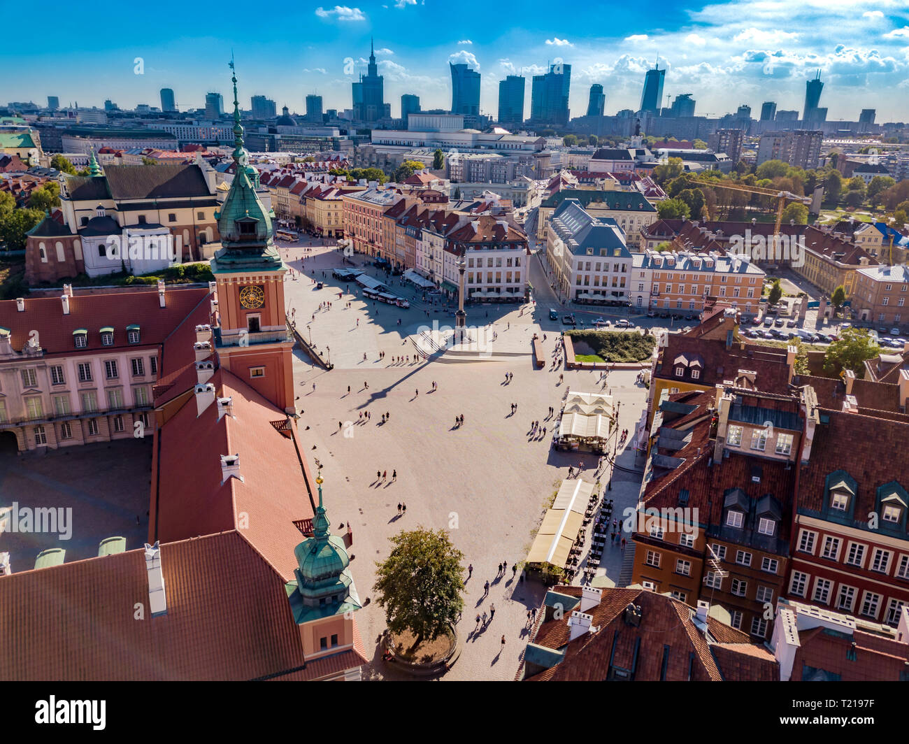 Royal Castle at central square of polish capital - Warsaw. many ...
