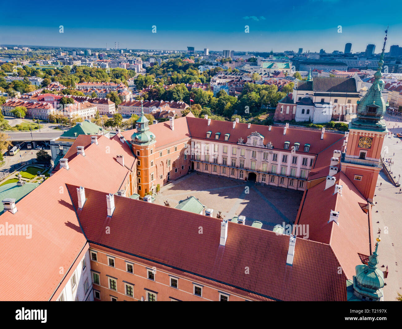 Royal Castle at central square of polish capital - Warsaw. many ...