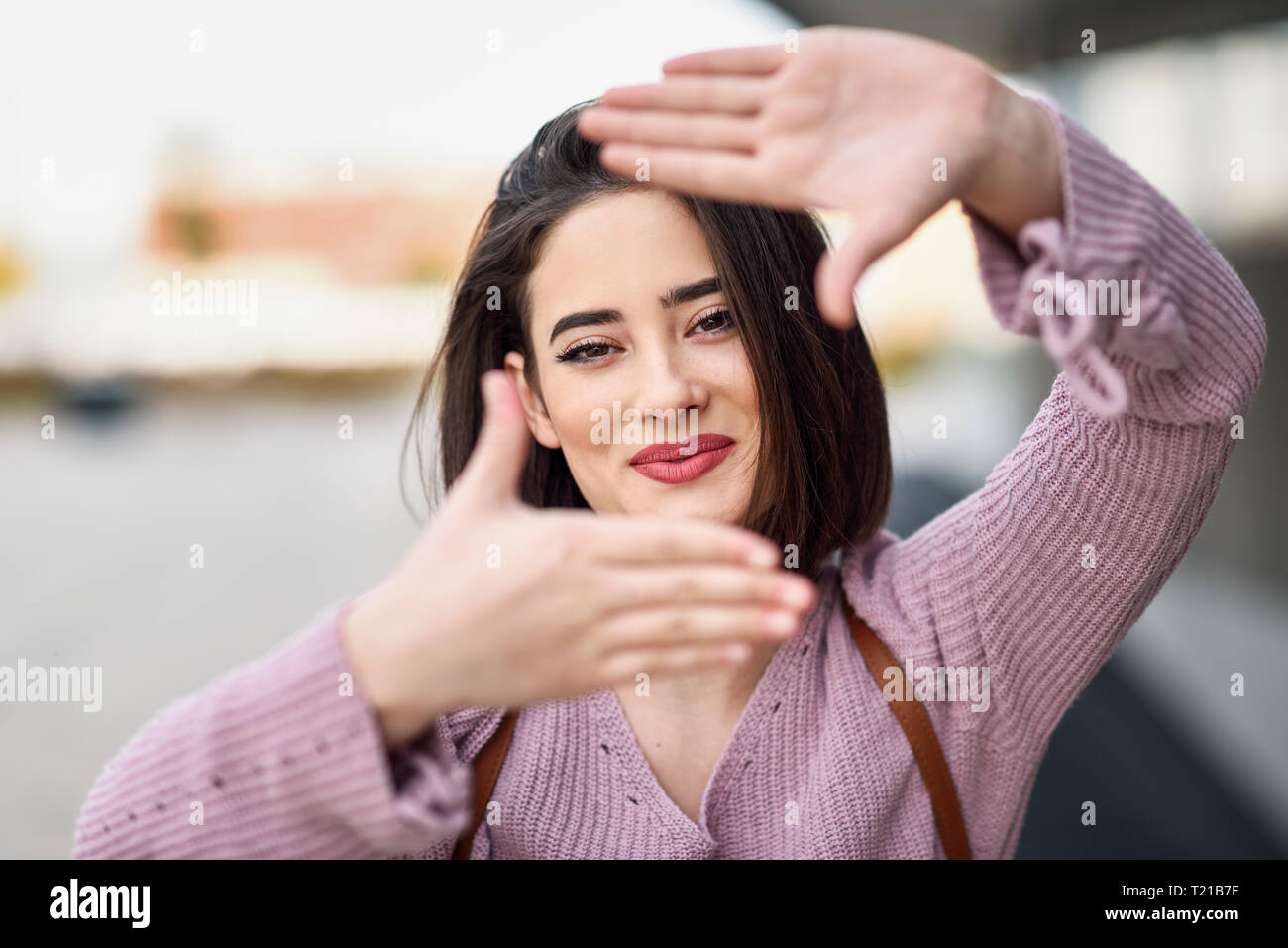 Shaping frame hands hi-res stock photography and images - Alamy