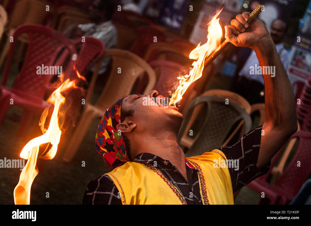 Beijing, India. 28th Mar, 2019. A conjurer performs on the first day of ...