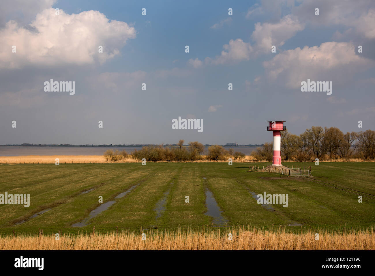 Drochtersen, Germany. 30th Mar, 2019. View of the dike foreland and the ...