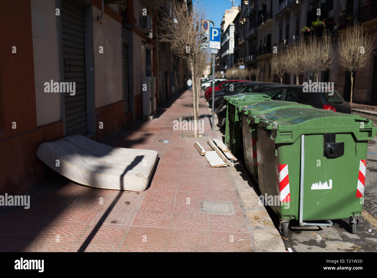 Footpath littering hi-res stock photography and images - Alamy