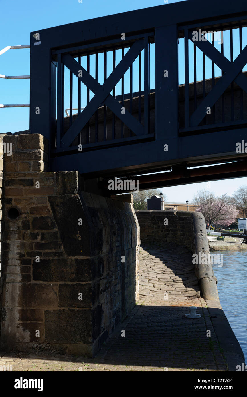 Old english bridges hi-res stock photography and images - Alamy