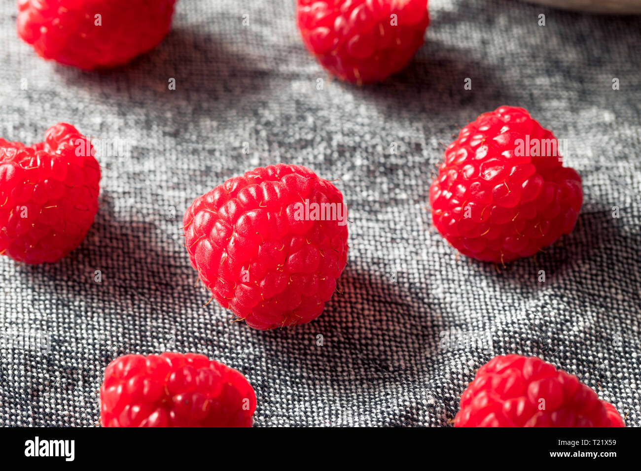 Raw Red Organic Raspberries Ready to Eat Stock Photo - Alamy