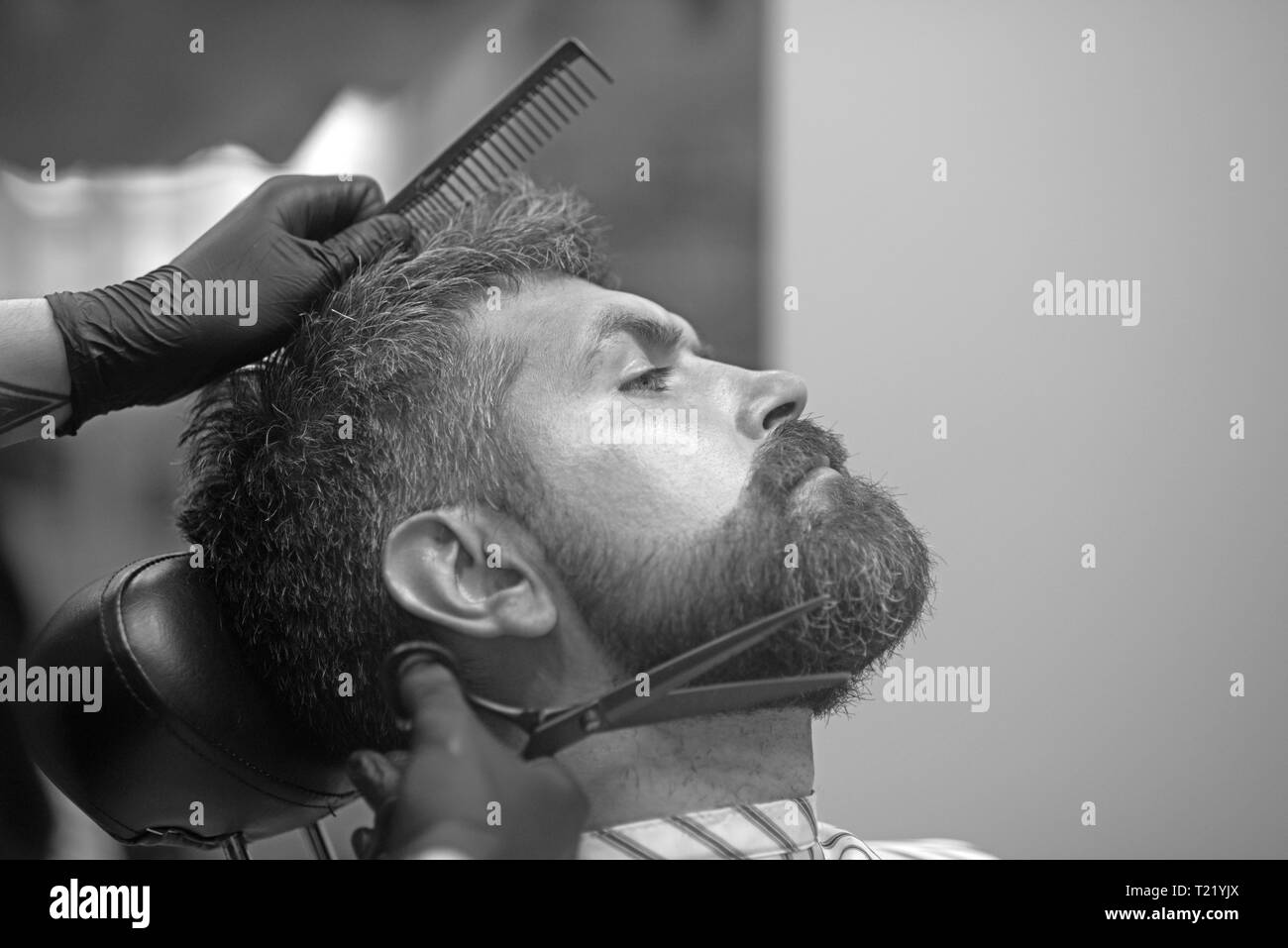 Getting perfect beard shape Stock Photo - Alamy