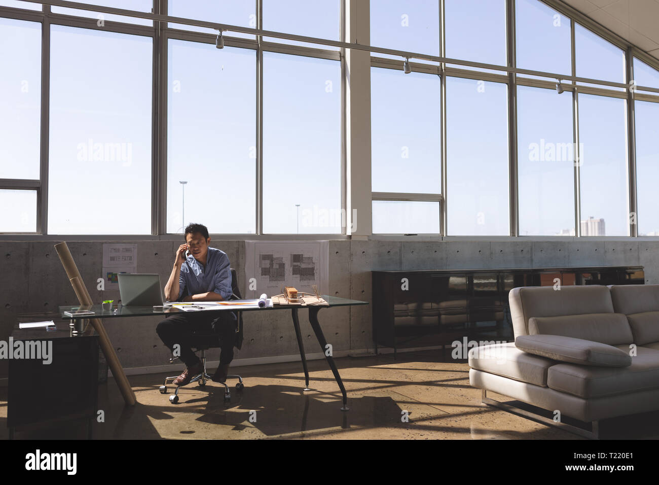 Architect talking building hi-res stock photography and images - Alamy