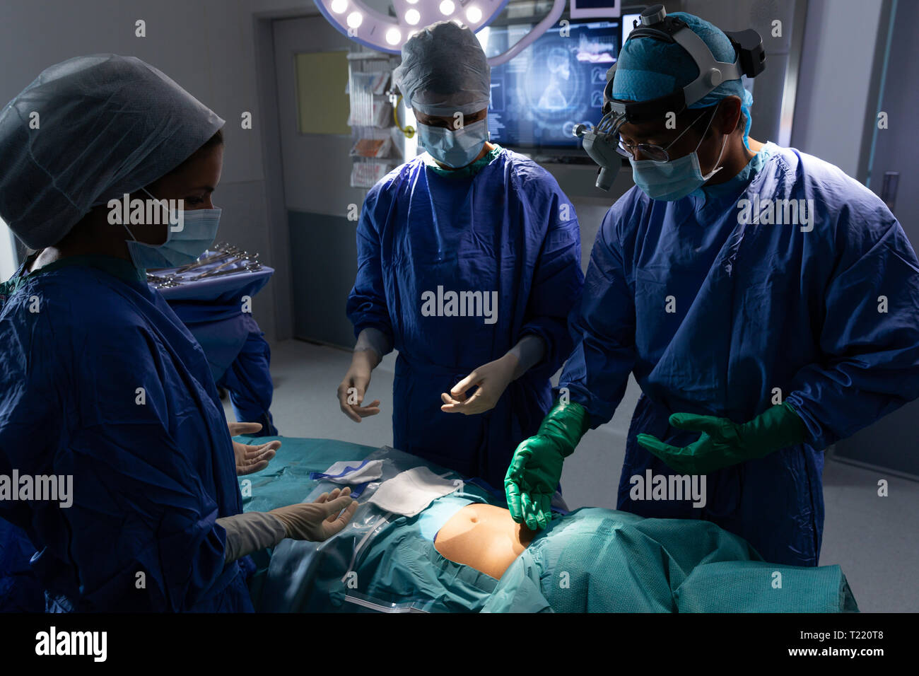Team surgeons performing surgery hospital hi-res stock photography and ...