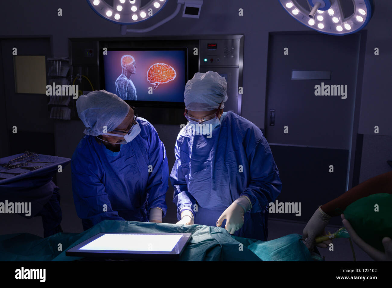 Doctor operating hospital hi-res stock photography and images - Alamy