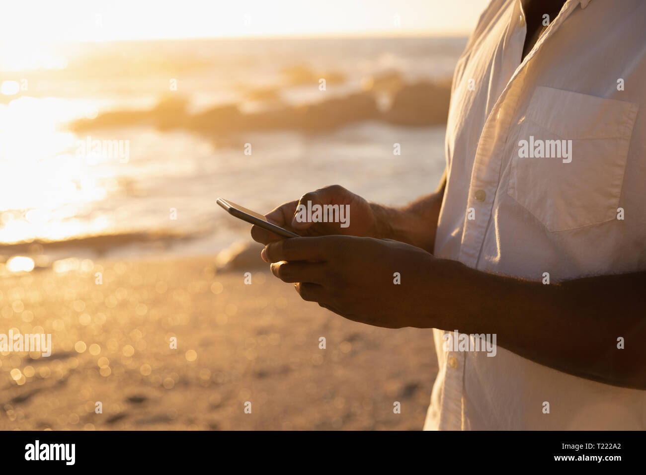 Phone man beach hi-res stock photography and images - Alamy