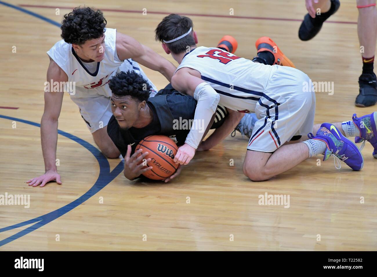 Boys playing basketball gym hi-res stock photography and images - Alamy
