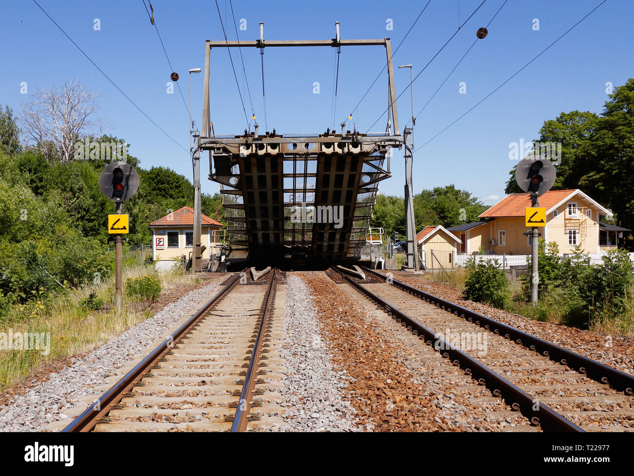 Double line railway bridge hi-res stock photography and images - Alamy