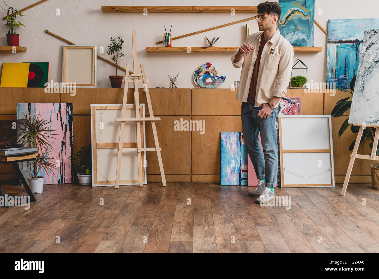 Man looking pictures in gallery hi-res stock photography and images - Alamy