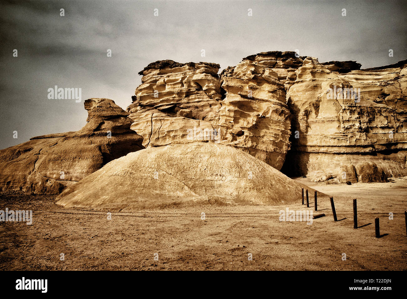 Middle east cliff hi-res stock photography and images - Alamy