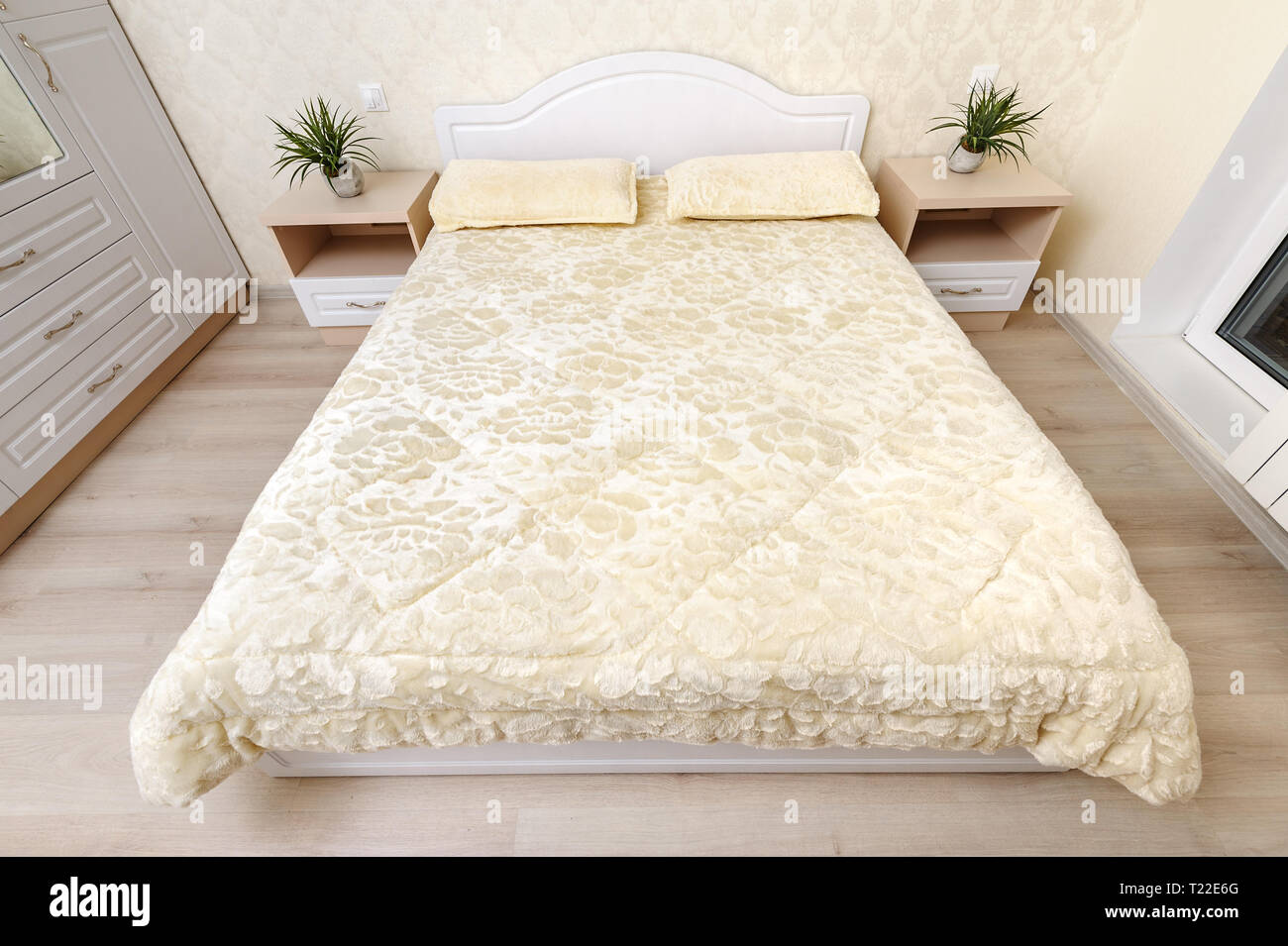 Modern bedroom with double bed Stock Photo - Alamy