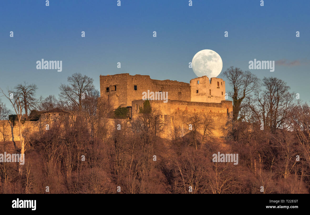 Moon and castle hi-res stock photography and images - Alamy