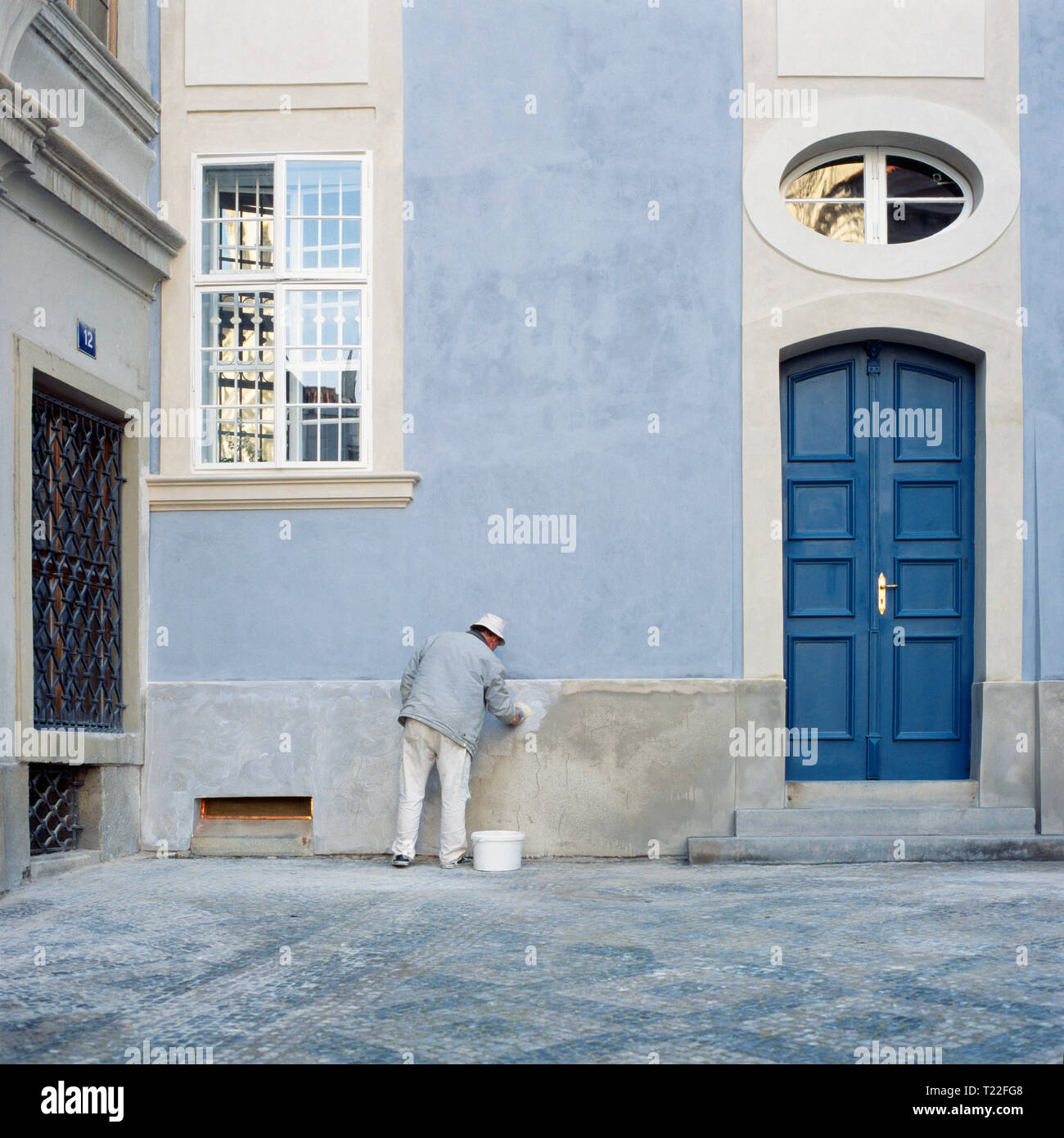Applying stucco hi-res stock photography and images - Alamy