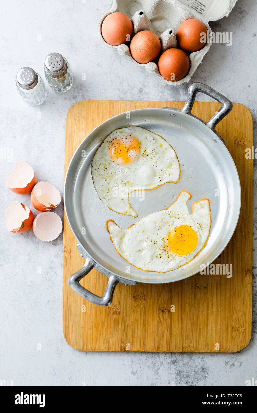 Two fried eggs hi-res stock photography and images - Alamy