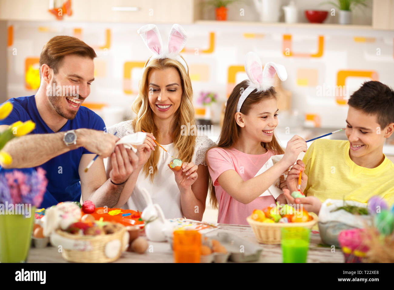 Family celebrating easter hi-res stock photography and images - Alamy