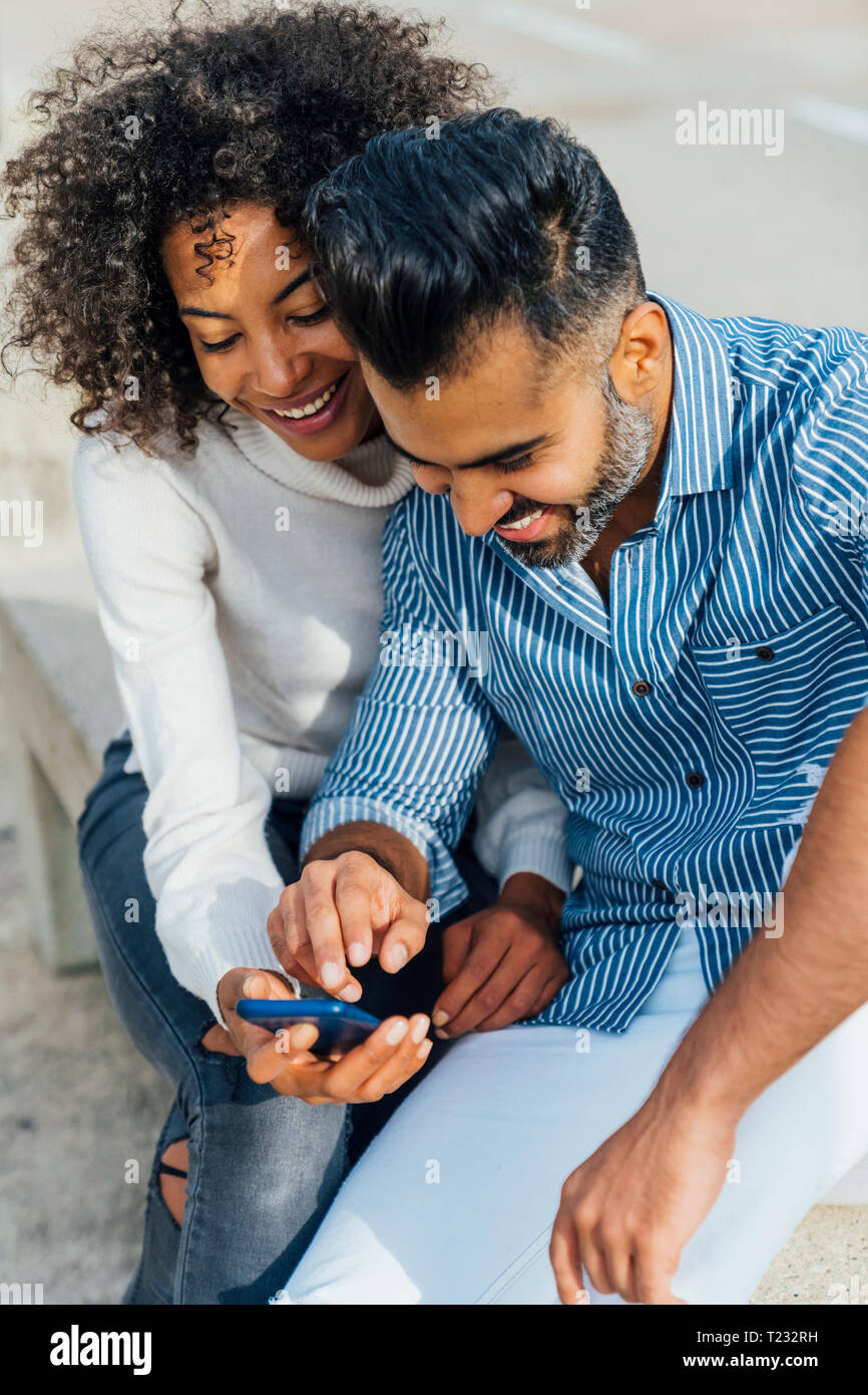 Couple looking cell phone hi-res stock photography and images - Alamy