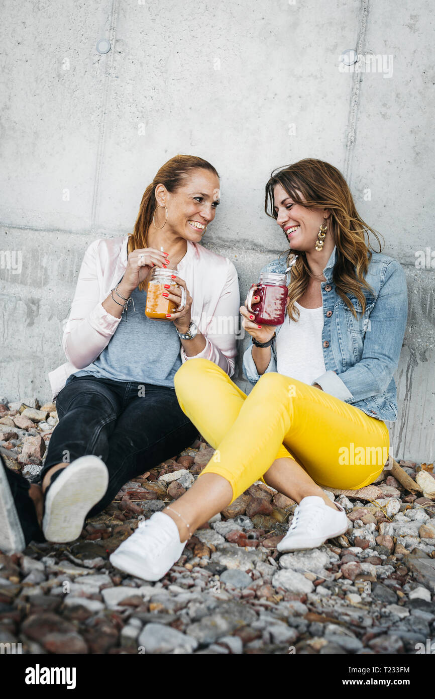 Friends drinking having fun hi-res stock photography and images - Alamy