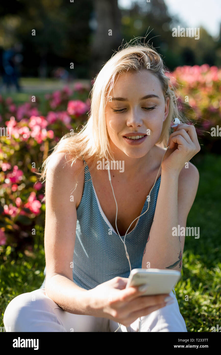 Young woman sitting park hi-res stock photography and images - Alamy
