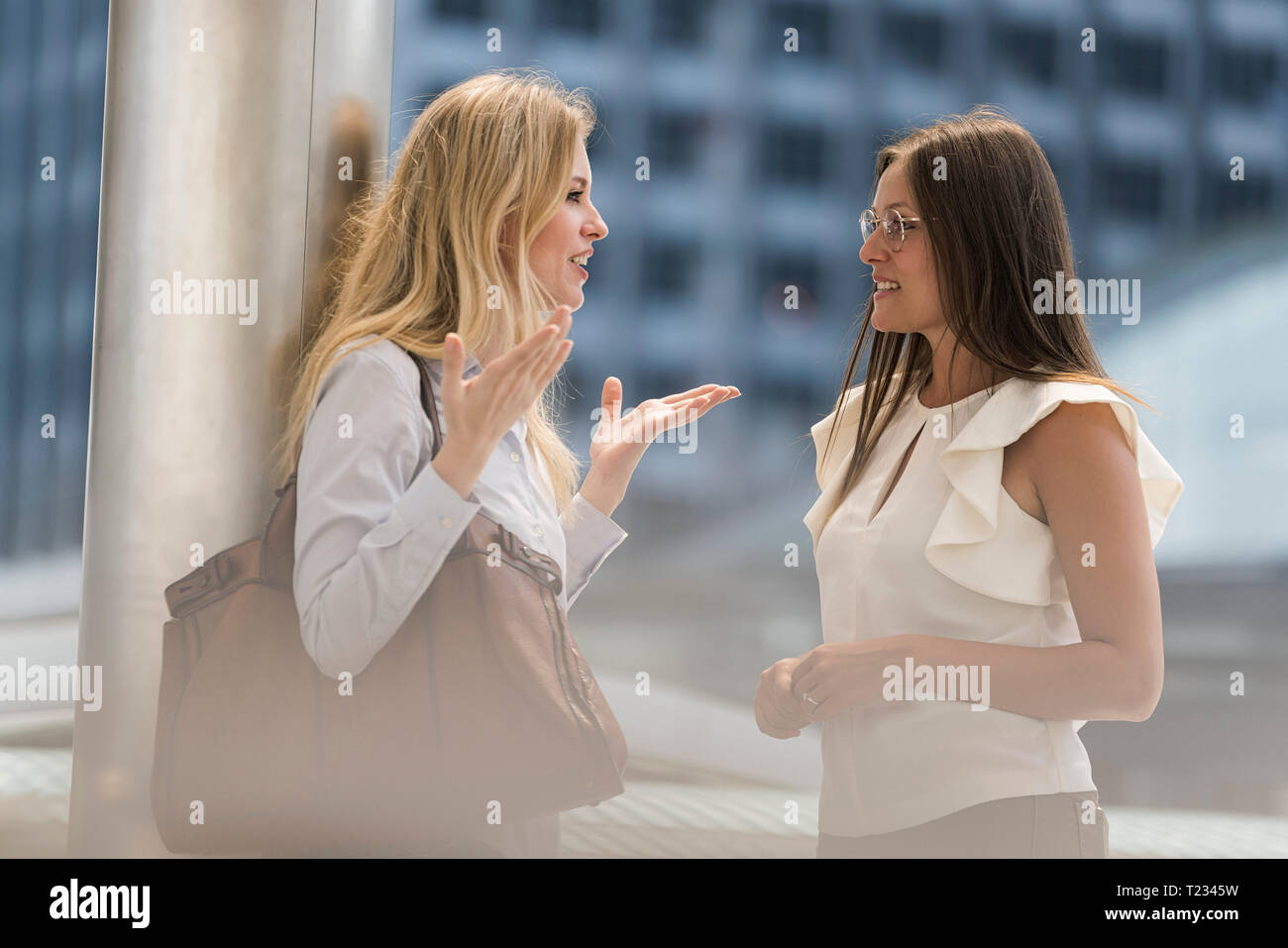 Two women talking hi-res stock photography and images - Alamy