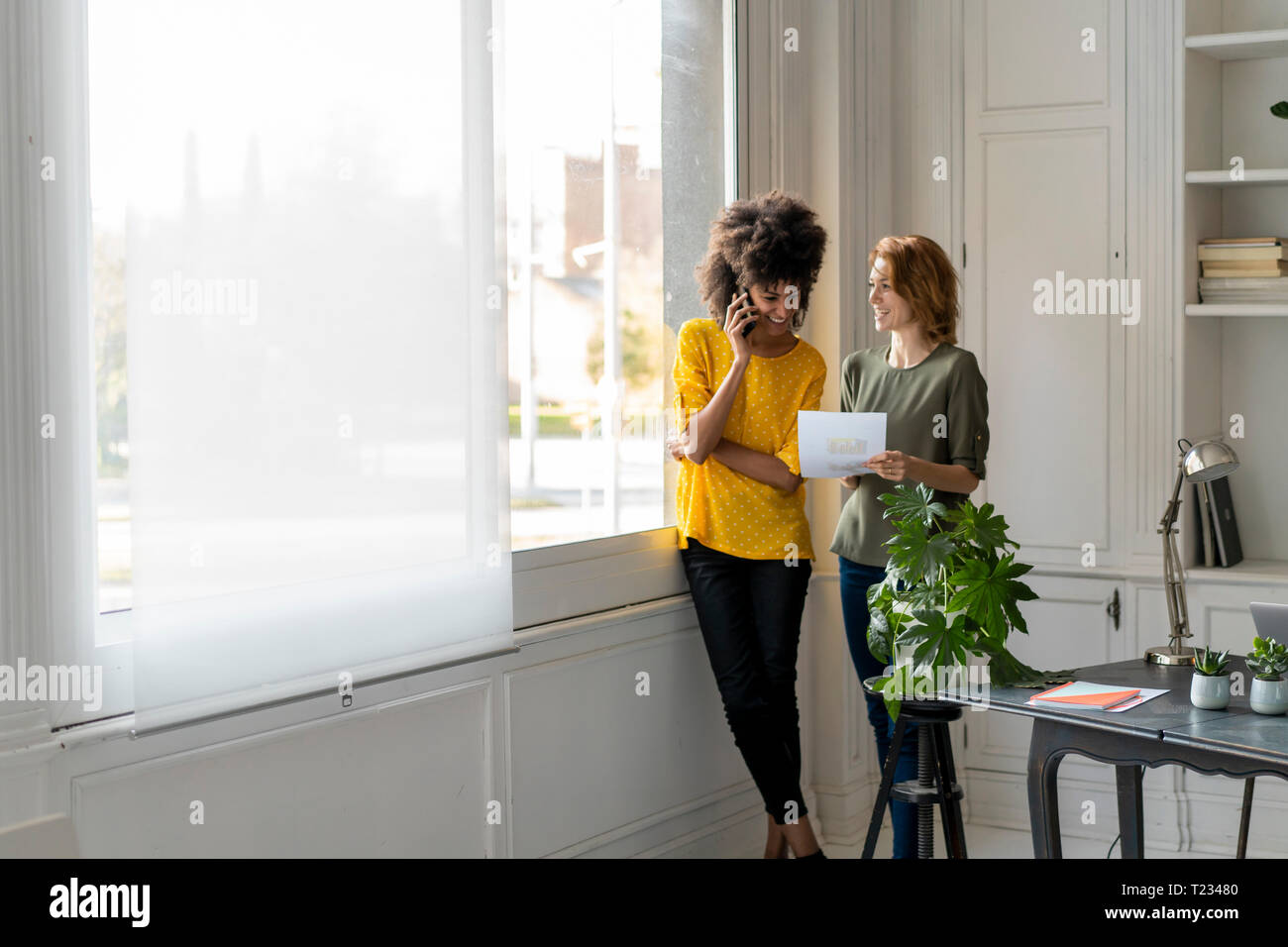 Colleagues solutions hi-res stock photography and images - Alamy