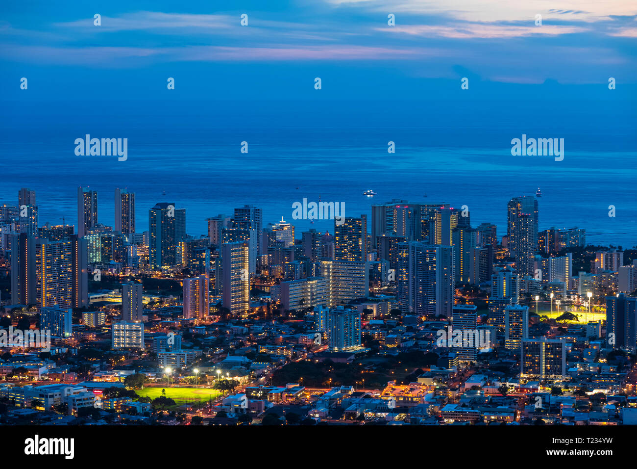 USA, Hawaii, Oahu, Pacific Ocean, Skyline of Honolulu, blue hour after ...