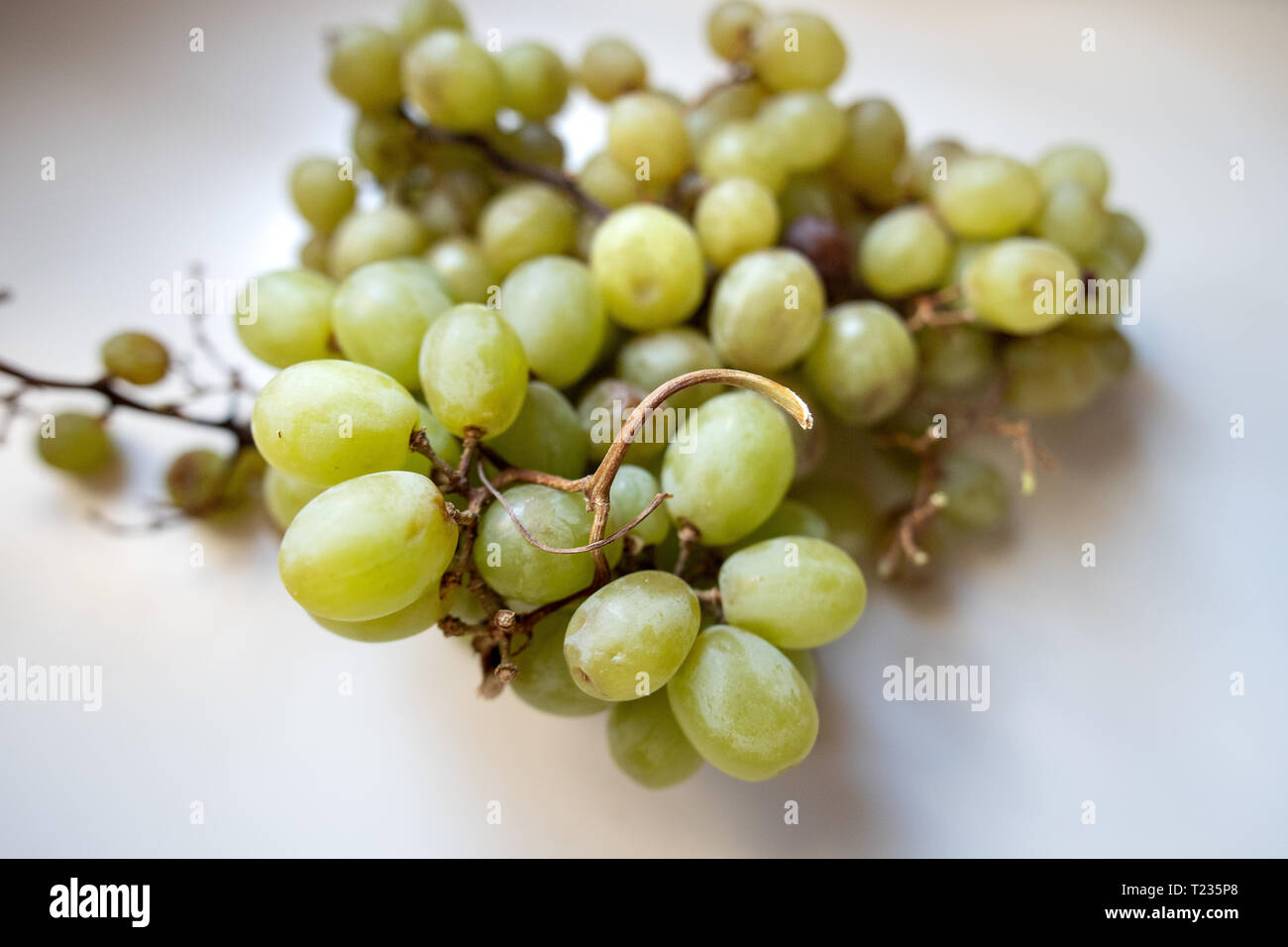 a bunch of grapes Stock Photo - Alamy