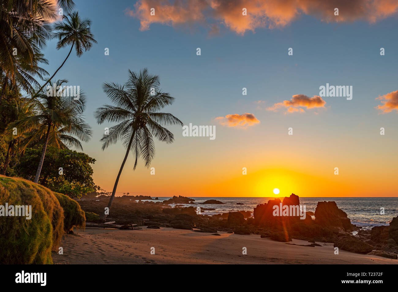 Sunset ocean silhouette hi-res stock photography and images - Alamy